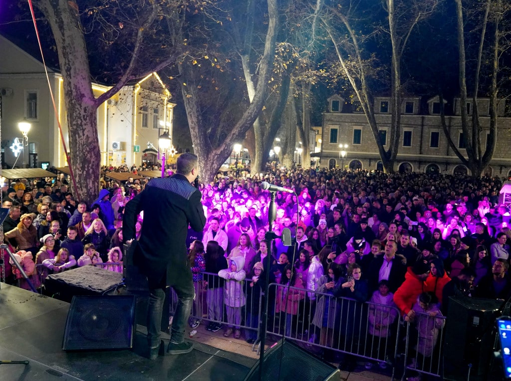 Veliki broj Trebinjaca i gostiju Novu godinu dočekalo uz OK bend